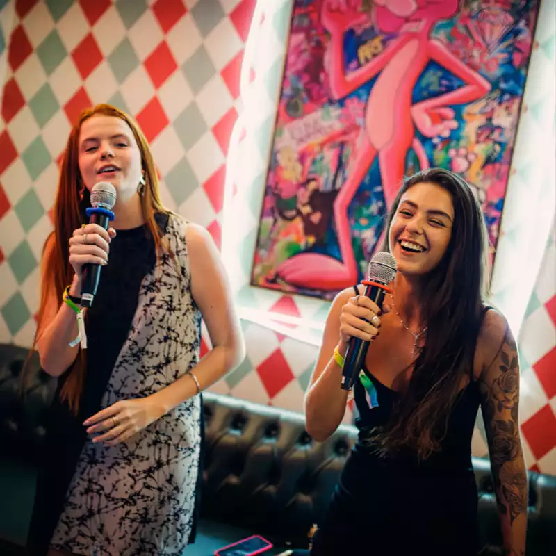 Conheça o Music Box Karaoke Studio: novo espaço de karaokê em Juiz de Fora